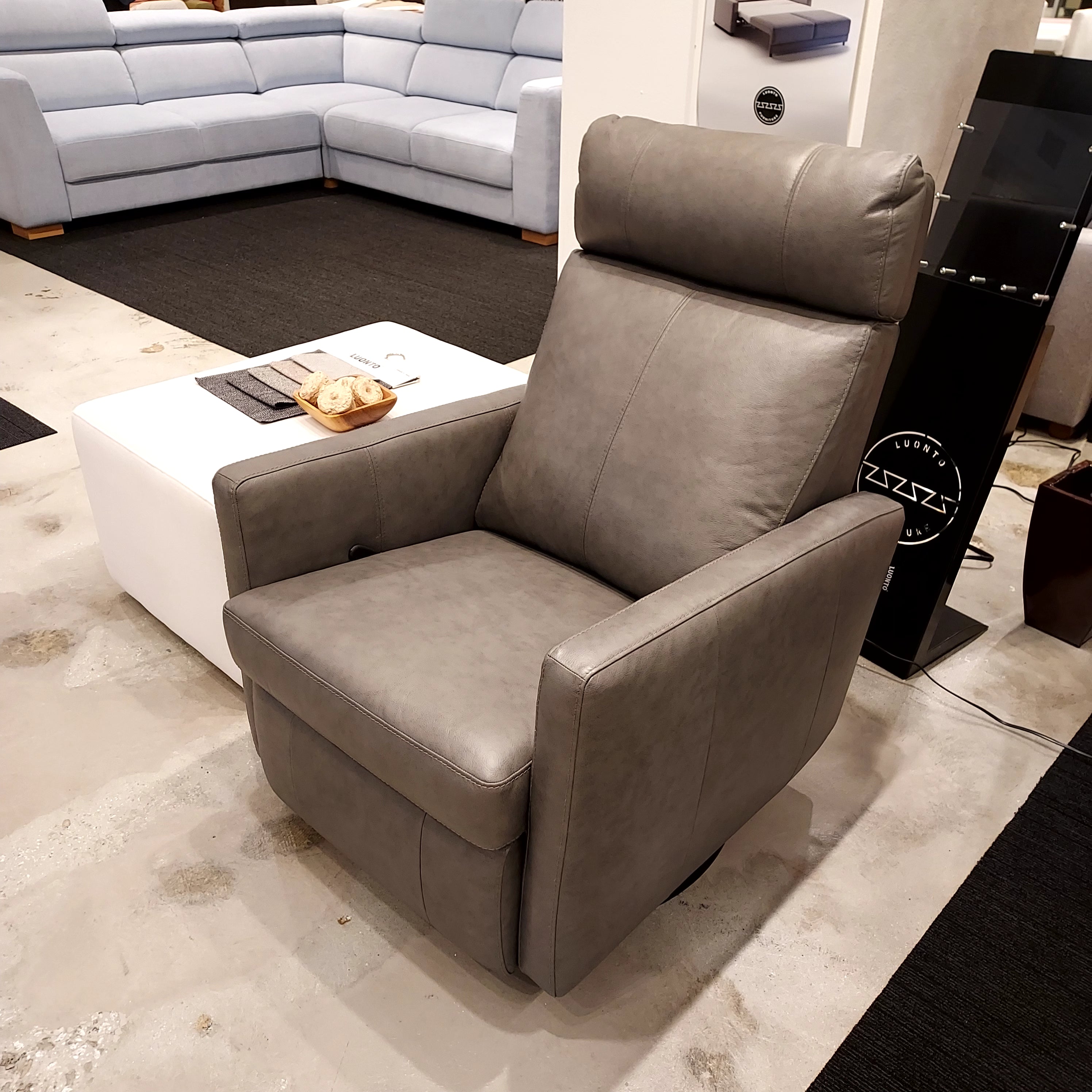 Available Stock - Luonto Track Lounger Recliner Chair - Manuel - Leath ...